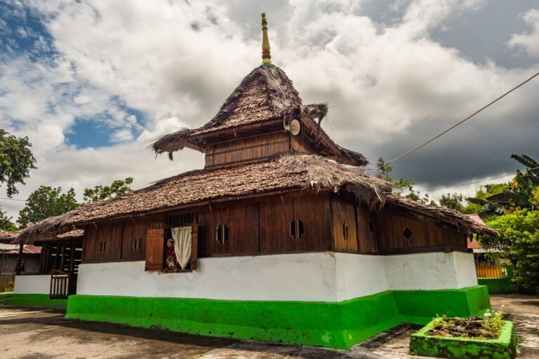 Menyusuri Jejak Masjid Tertua di Indonesia: - Porosmedia.com