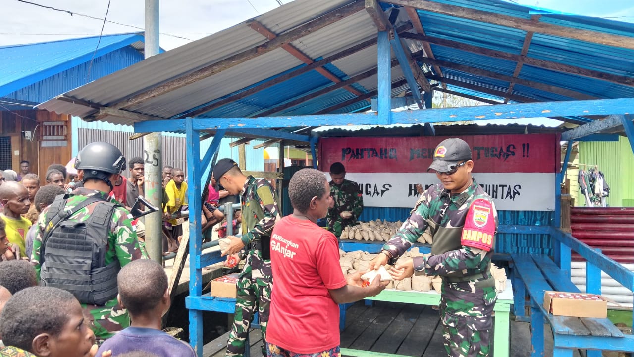 Pos Satgas Yonif 123/Rajawali Fayit Bagikan Nasi Bungkus Gratis ...